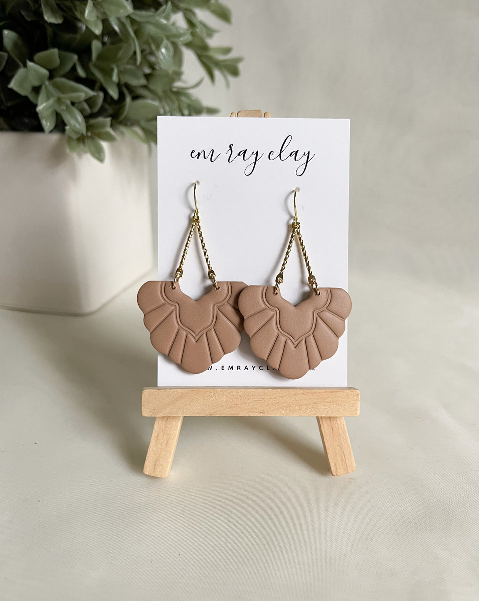 Mocha Dangles – Em Ray Clay